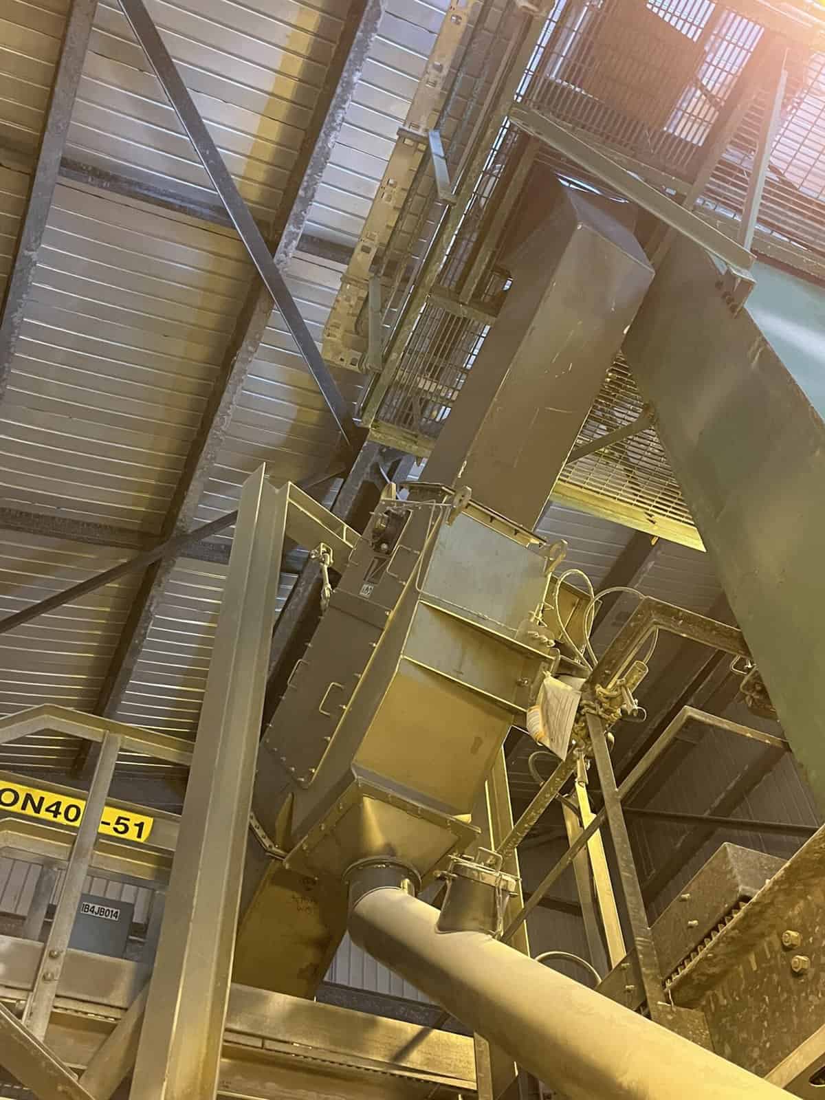 Vortex Pivoting Chute and Seal Tite Diverters Assist with Urea Prills ...