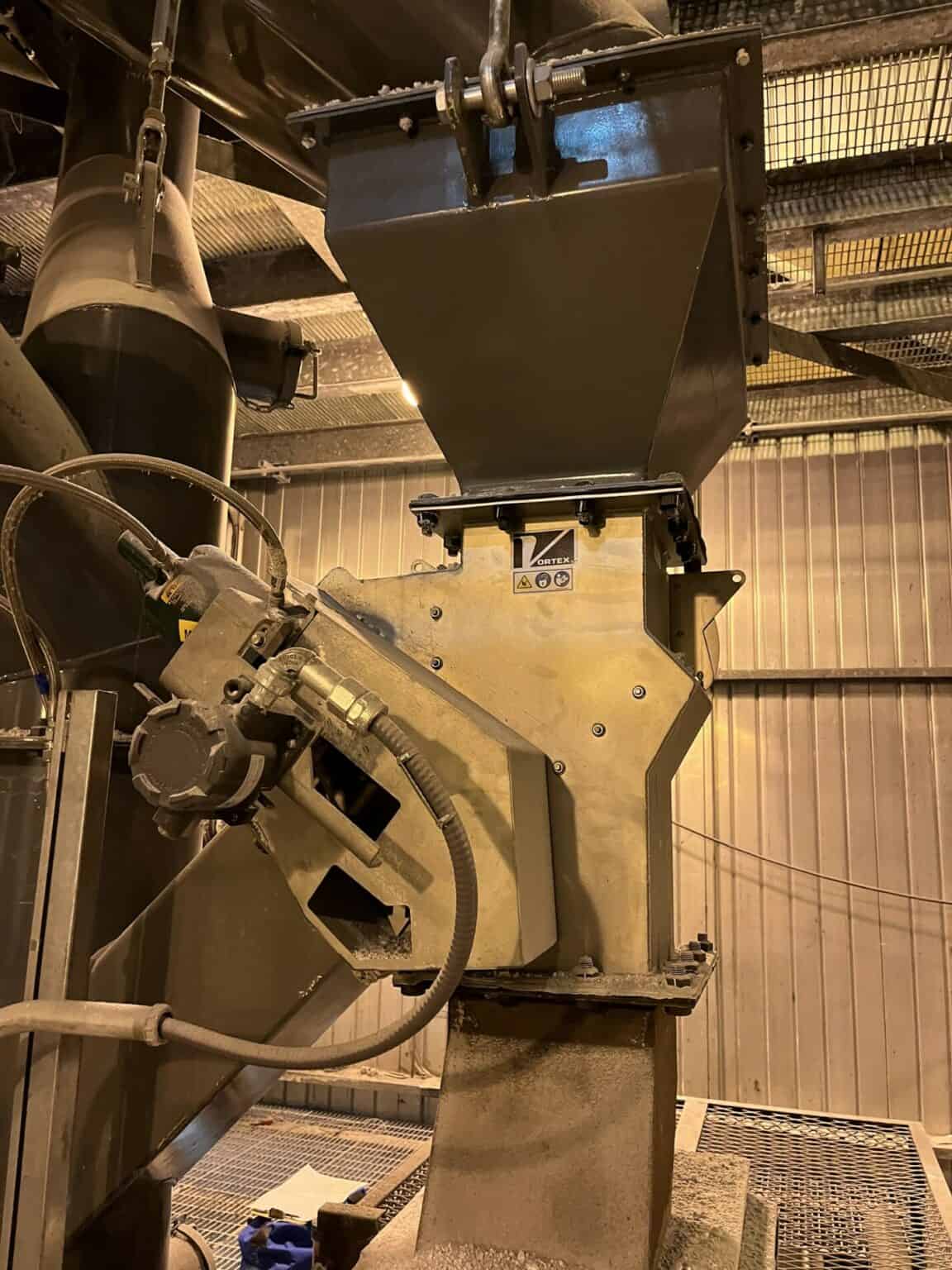 Vortex Pivoting Chute and Seal Tite Diverters Assist with Urea Prills ...