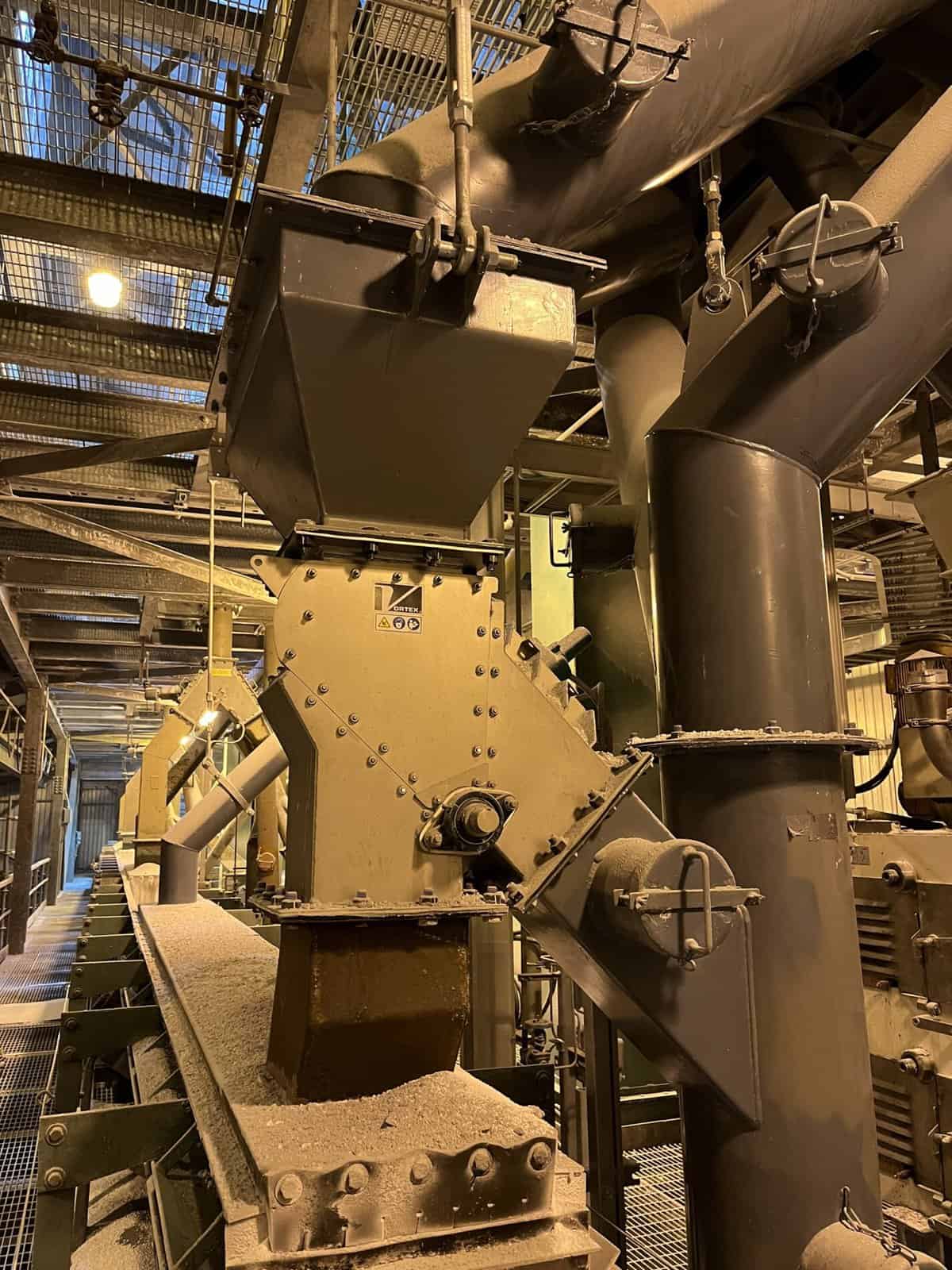 Vortex Pivoting Chute and Seal Tite Diverters Assist with Urea Prills ...